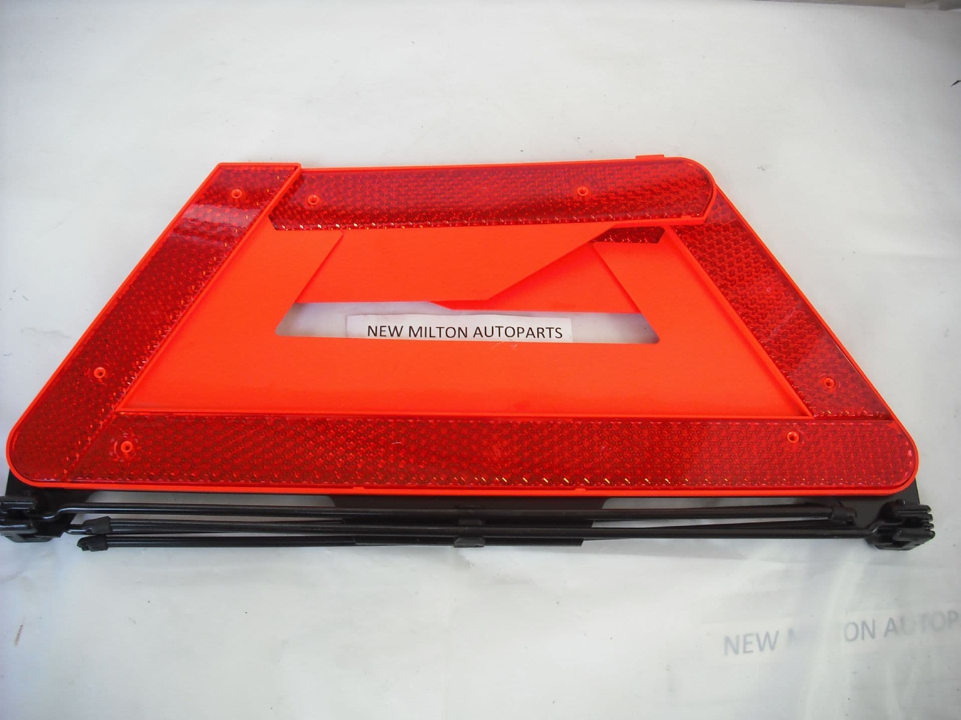 AUDI A4 B5 B6 1997-2004 BOOT MOUNTED HAZARD WARNING BREAKDOWN TRIANGLE