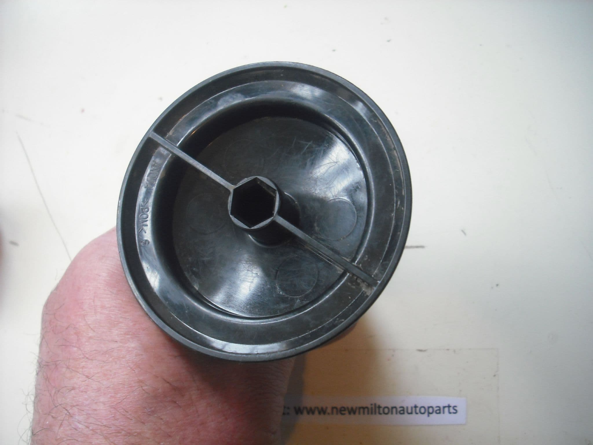 AX01A POM 6 A GENUINE FORD FOCUS MK2 SPARE WHEEL BOOT FLOOR FASTENING ...