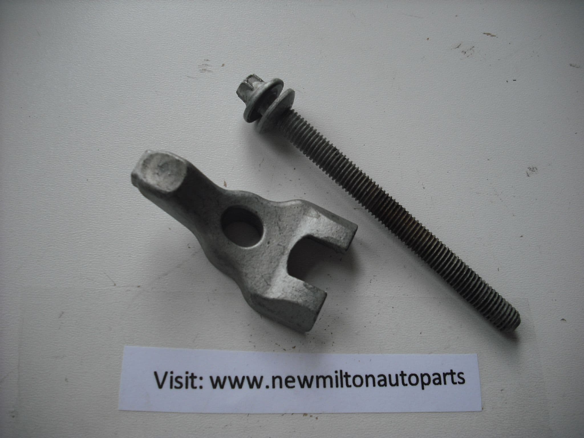 BMW E60 E61 E87 E90 E91 1 SERIES 2 0 DIESEL INJECTOR FIXING CLAMP AND BOLT