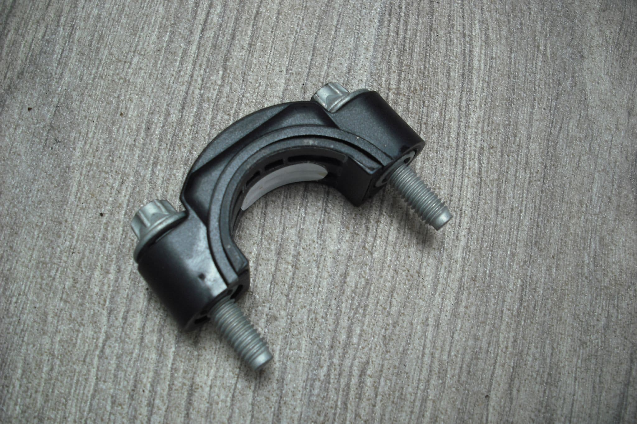BMW F10 AND F11 2 0 DIESEL FUEL RAIL FIXING CLAMP AND BOLTS