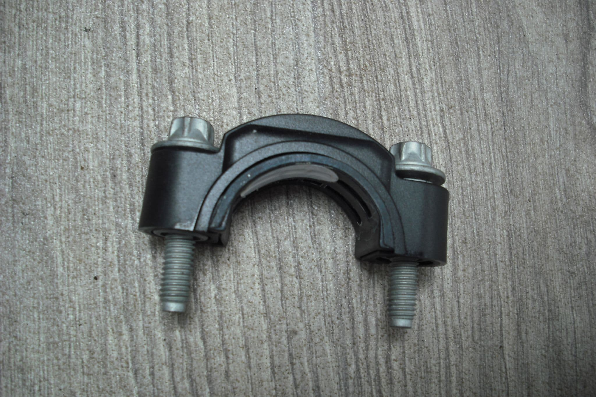 BMW F10 AND F11 2 0 DIESEL FUEL RAIL FIXING CLAMP AND BOLTS