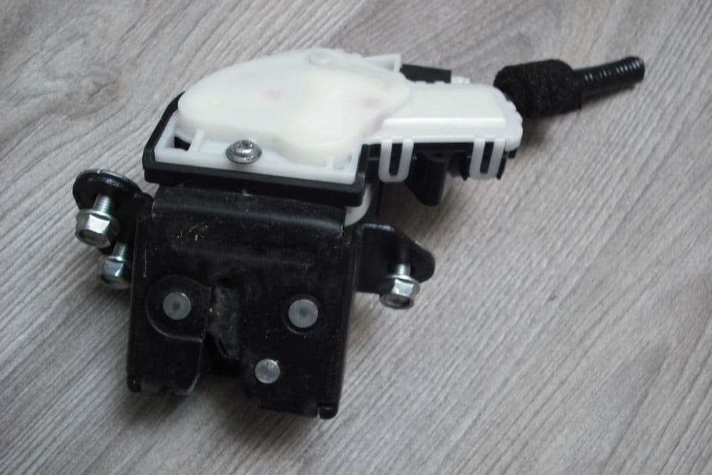 C6728 A GENUINE MAZDA 6 GJ MK3 ESTATE REAR TAILGATE BOOT CATCH WITH ...