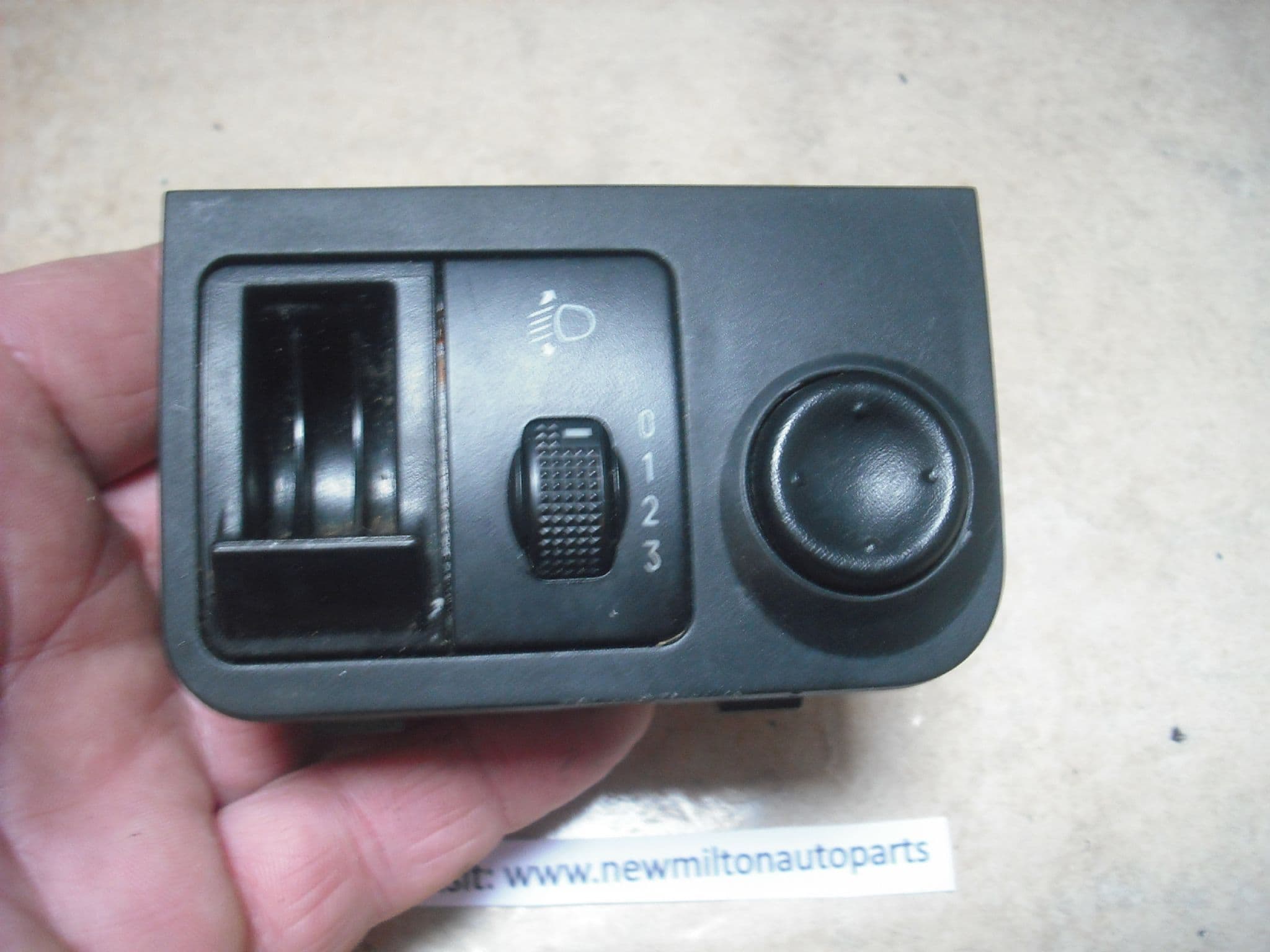 CHEVROLET DAEWOO MATIZ ELECTRIC DOOR MIRROR AND HEADLIGHT LEVELING SWITCHES