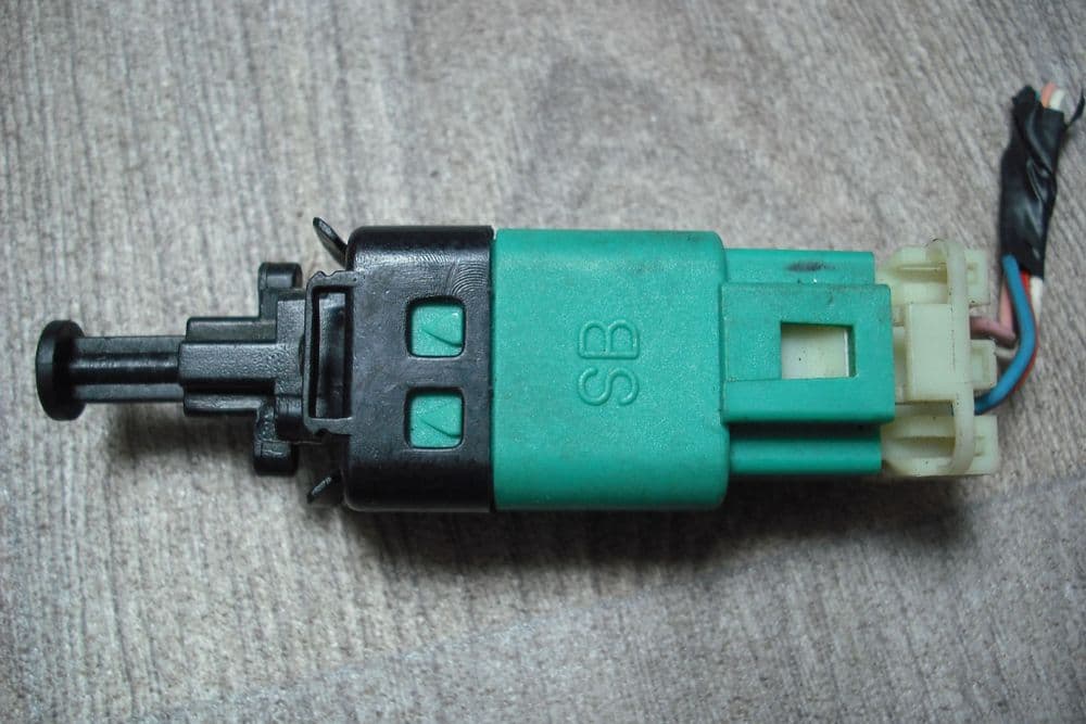 CHEVROLET DAEWOO MATIZ REAR BRAKE LIGHT PEDAL SWITCH SENSOR GREEN TYPE