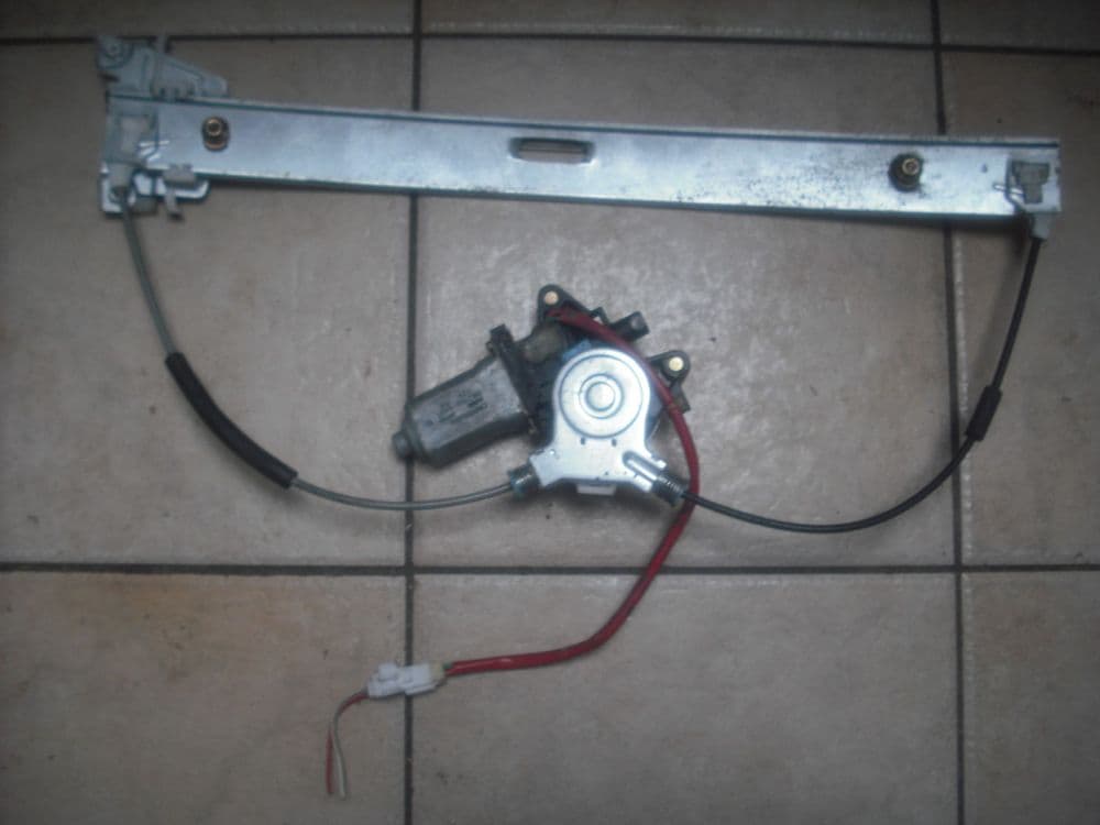 CM010630A 862100-4431 A GENUINE FORD MAVERICK FRONT DOOR WINDOW ...