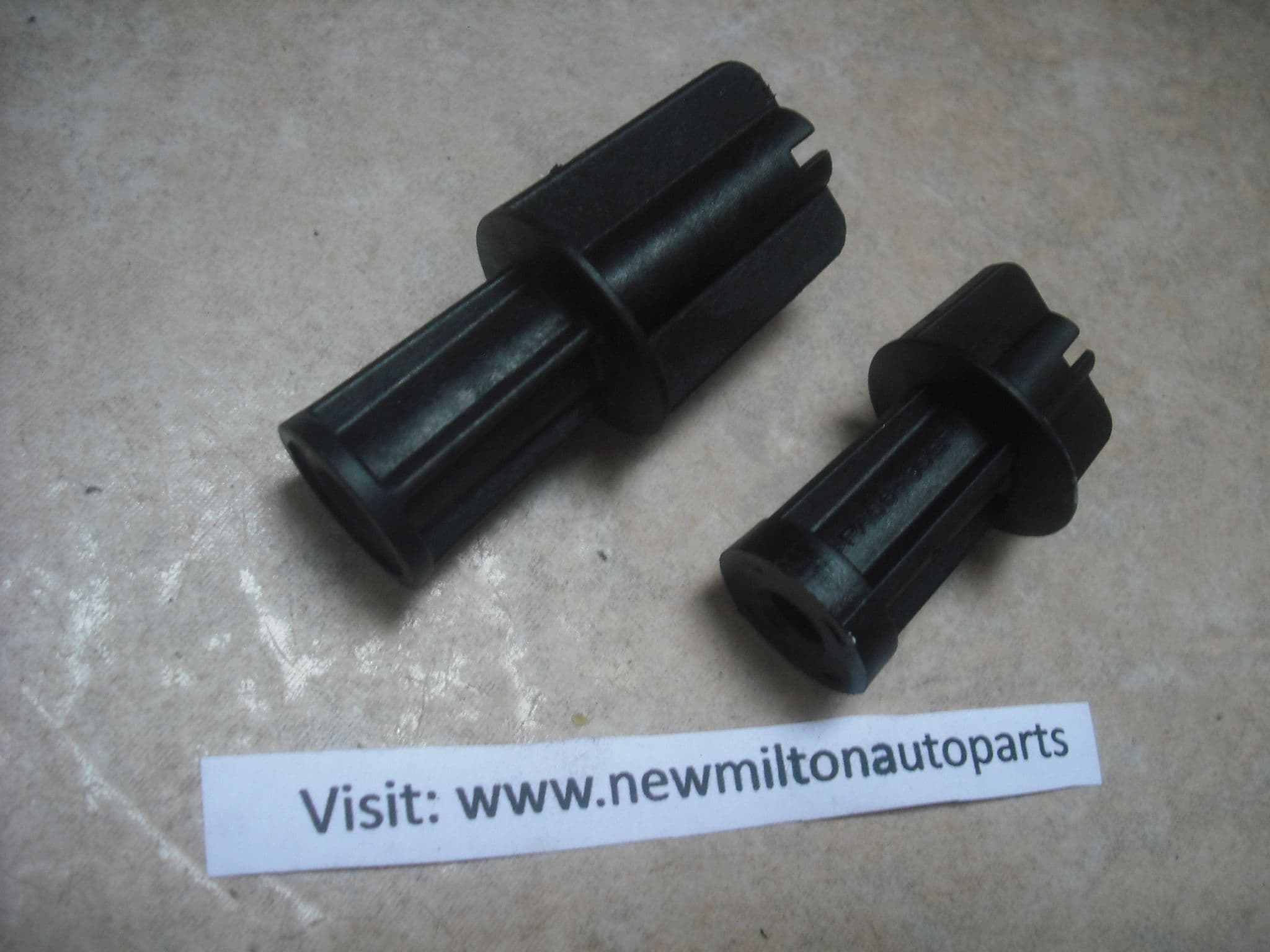 FORD FOCUS MK2 AND C MAX 2003-2007 REAR LIGHT LAMP FASTENING SCREWS