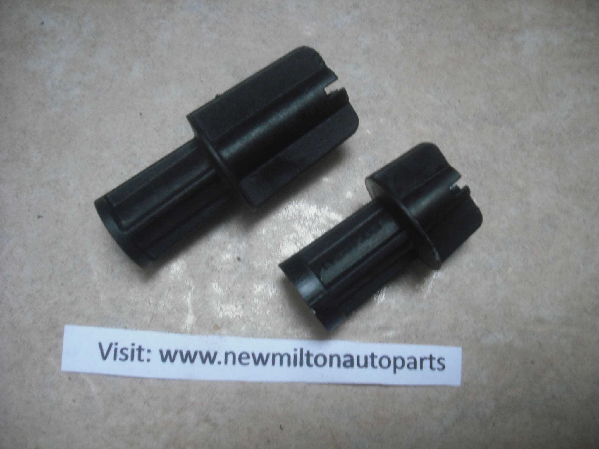 FORD FOCUS MK2 AND C MAX 2003-2007 REAR LIGHT LAMP FASTENING SCREWS