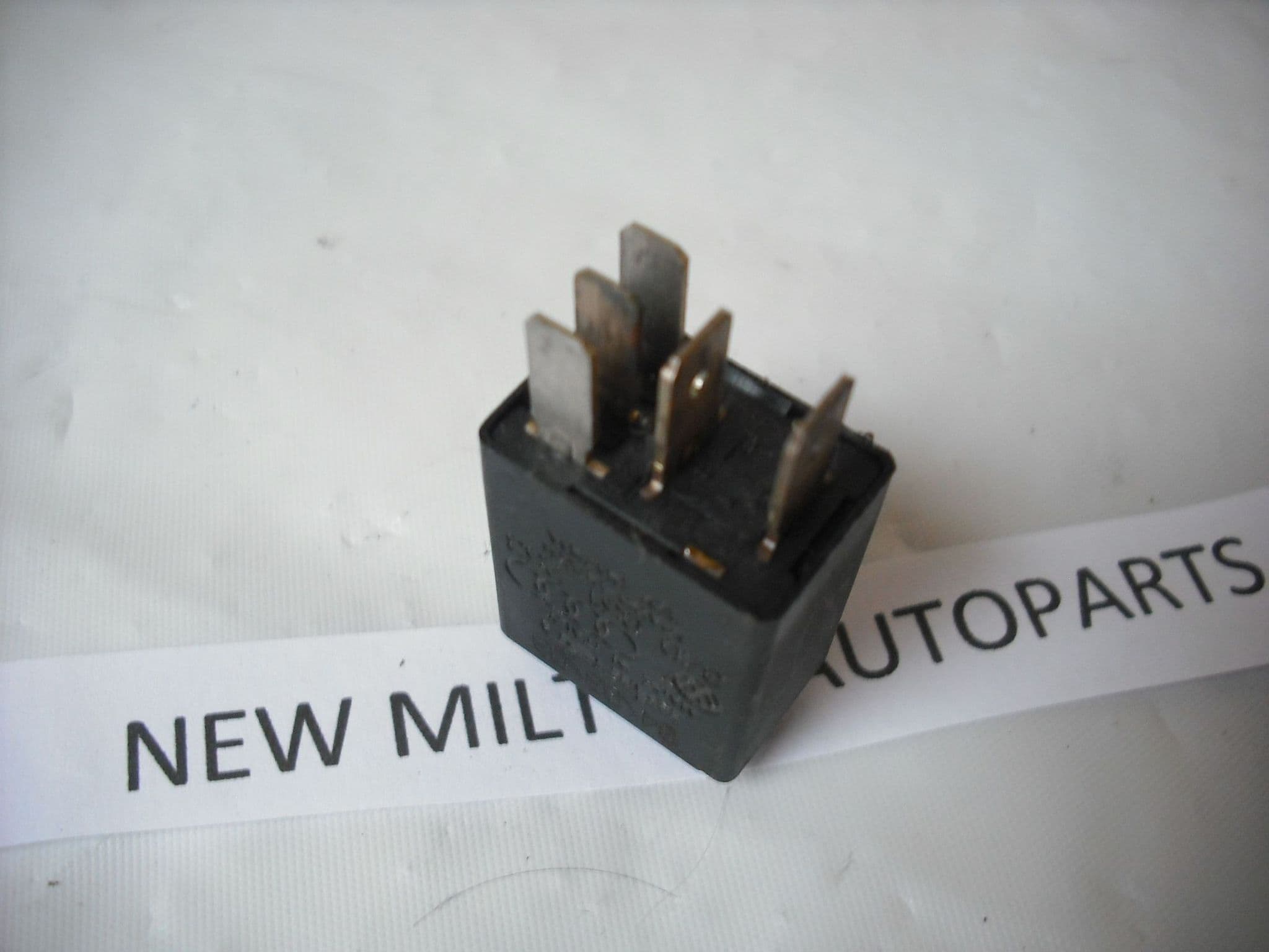 FORD GALAXY VOLKSWAGEN SHARAN SMALL RELAY NUMBERED 395 8Z0 951 253