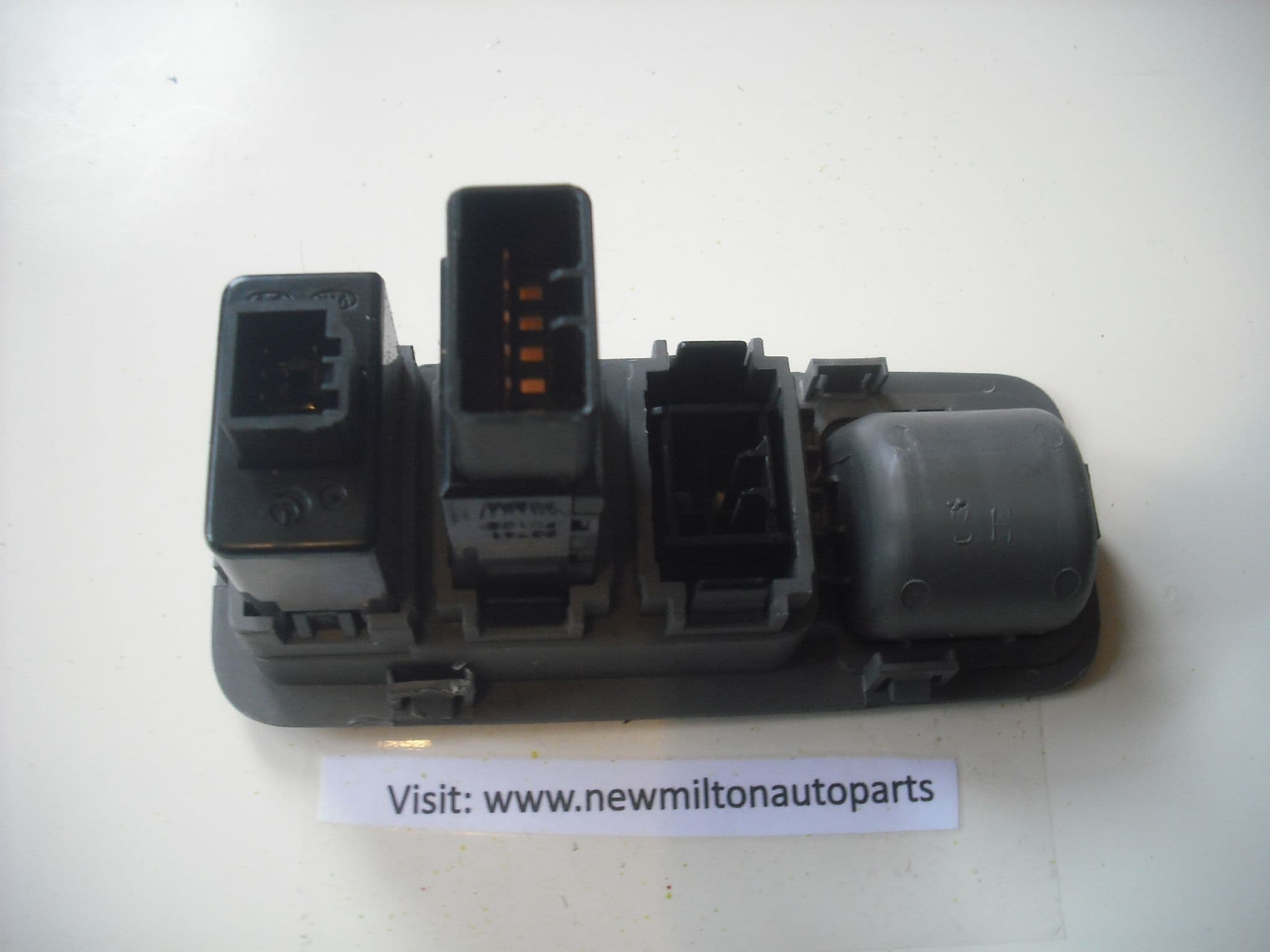 KIA RIO MK1 2000-2005 HEADLIGHT HEIGHT LEVELING ADJUSTMENT AND WINDOW ...