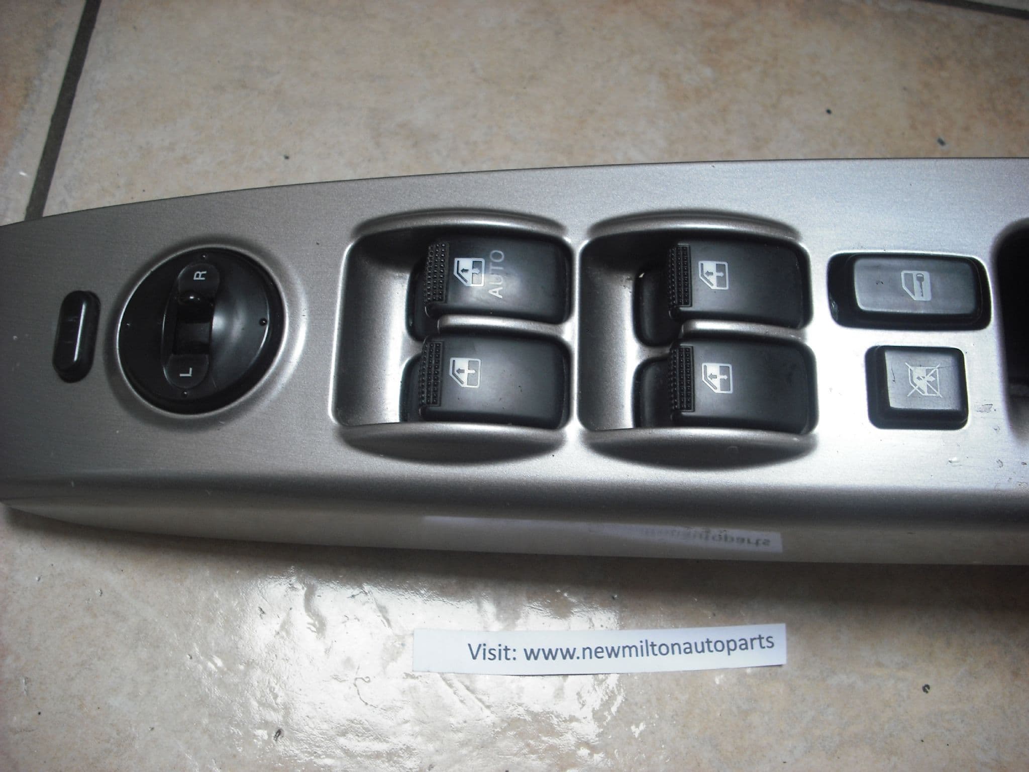 KIA SORENTO DRIVERS DOOR ELECTRIC WINDOW AND DOOR MIRROR SWITCH PACK