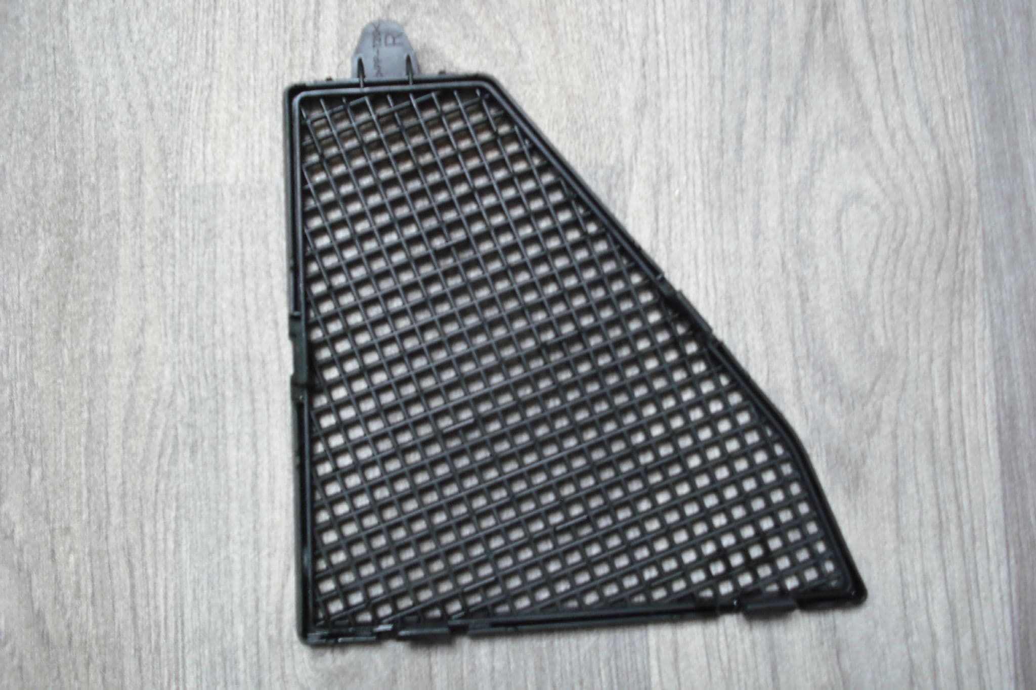 LEXUS RX400H FRONT OF WINDSCREEN WIPER ARM LINKAGE COVER GRILLE RIGHT SIDE
