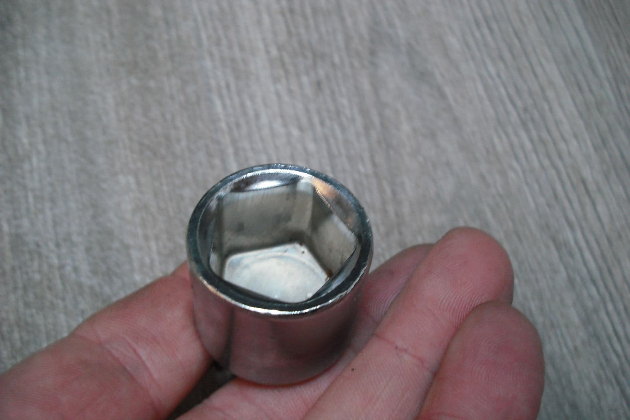 LEXUS RX400H WHEEL NUT / BOLT REMOVAL TOOL FROM THE TOOL KIT