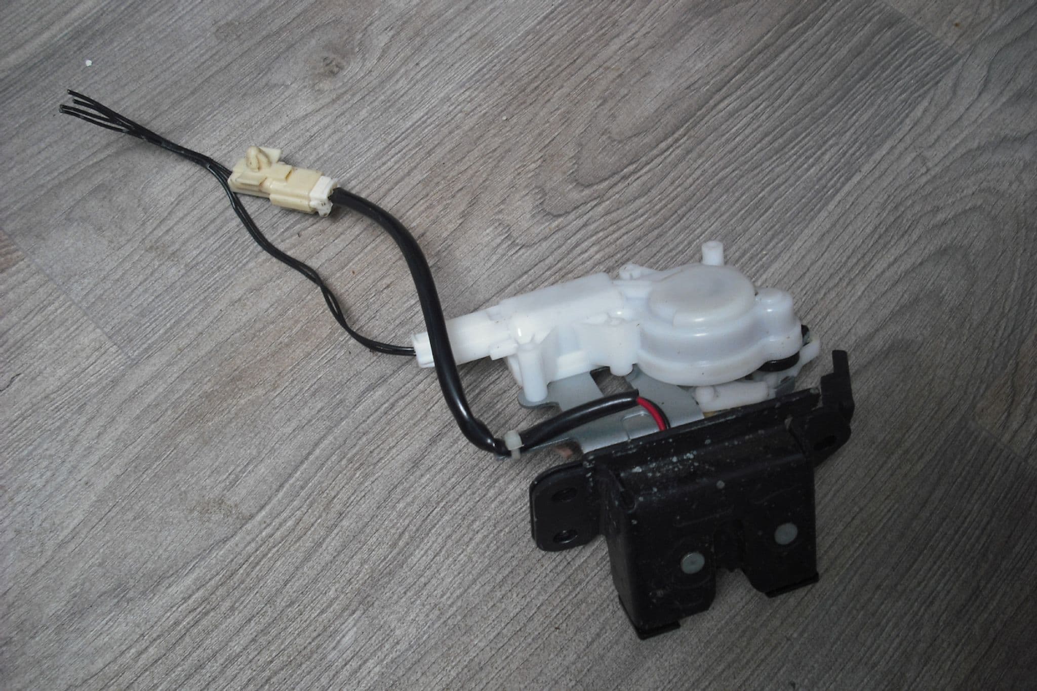 MAZDA 5 REAR BOOT TAILGATE CATCH WITH CENTRAL LOCKING ACTUATOR