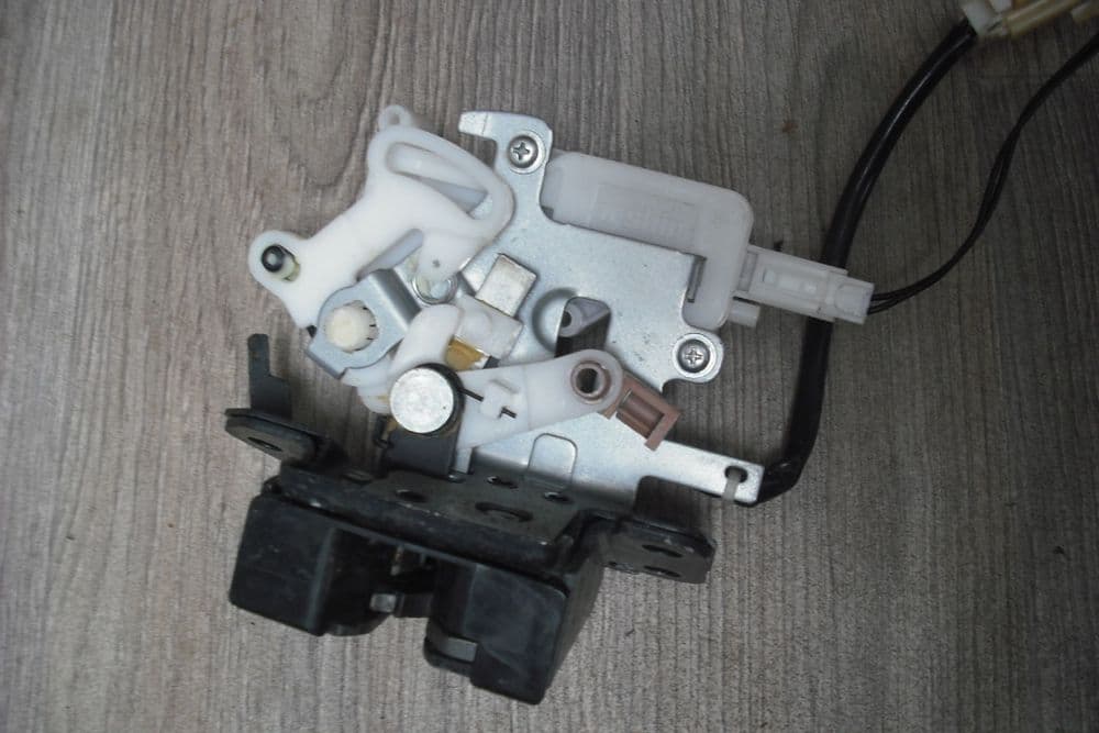 MAZDA 5 REAR BOOT TAILGATE CATCH WITH CENTRAL LOCKING ACTUATOR