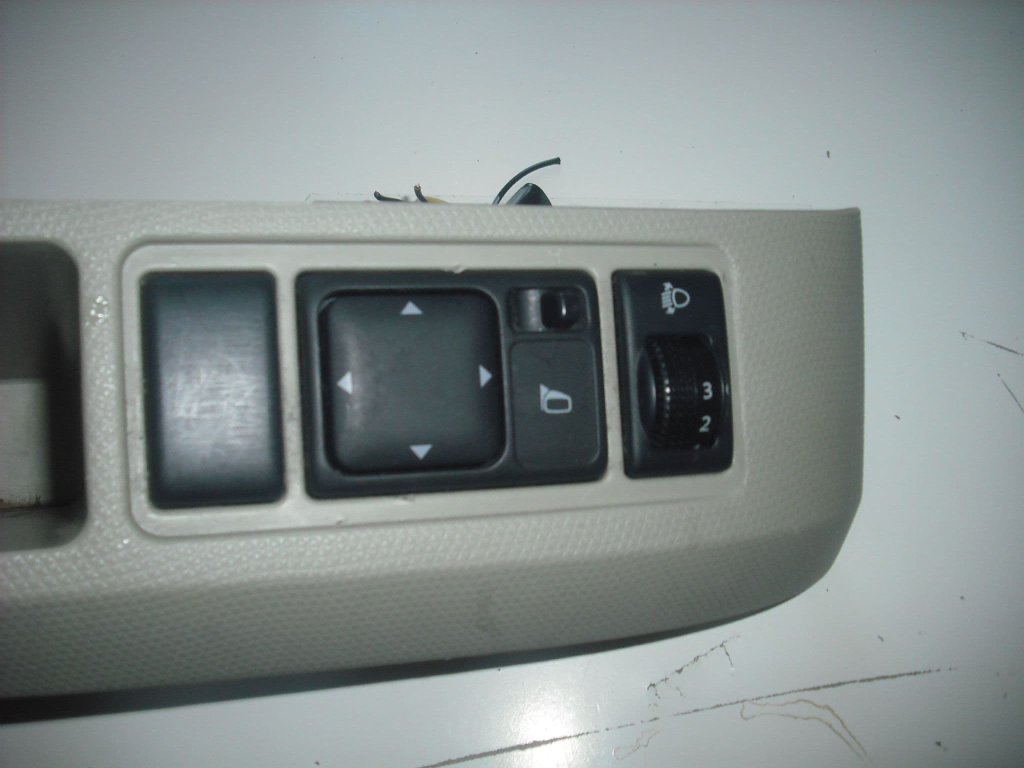 NISSAN MICRA K12 DOOR MIRROR AND HEADLIGHT LEVELING ADJUSTMENT SWITCHES