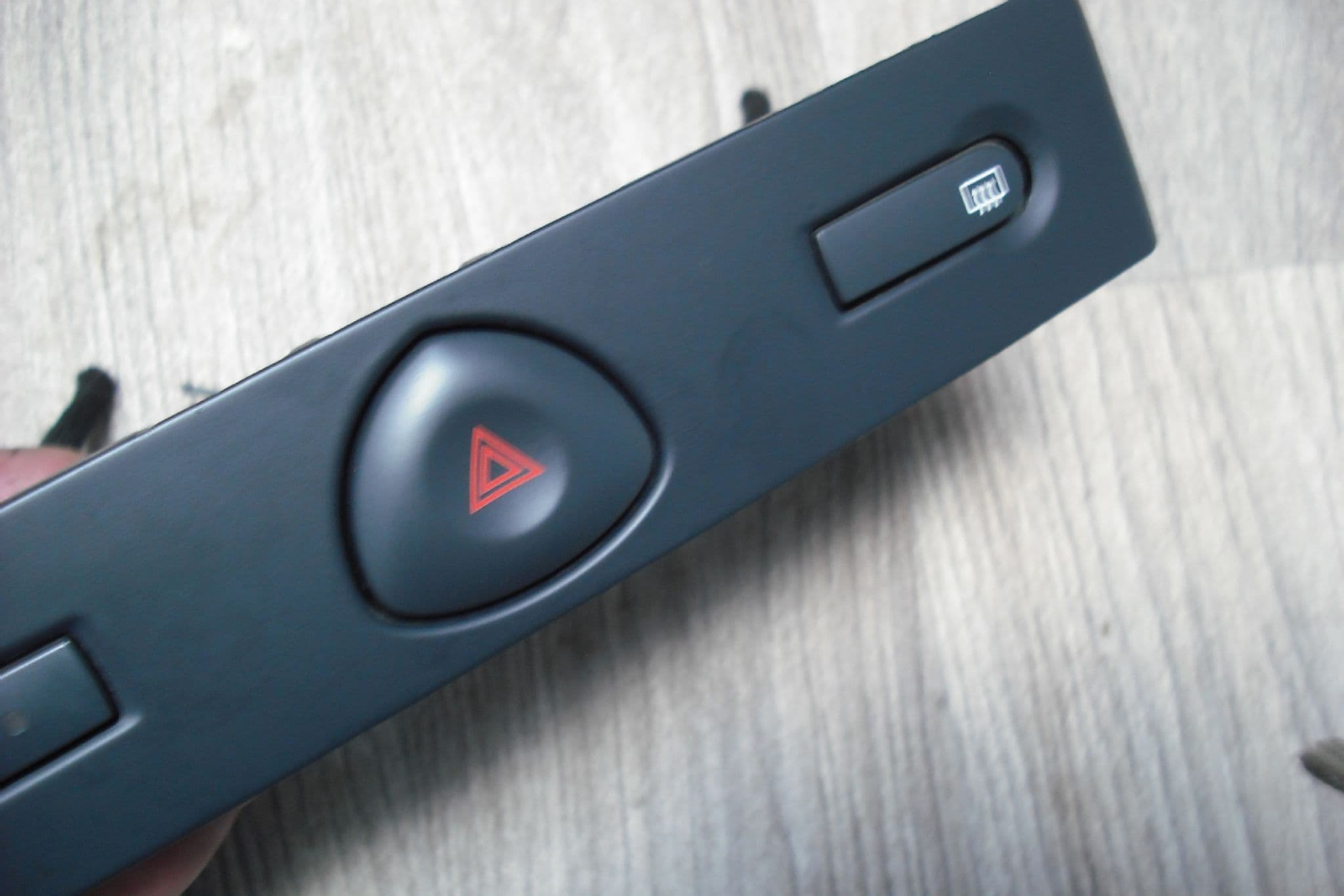 RENAULT CLIO MK2 HAZARD WARNING LIGHT AND RERA WINDOW DEMISTER SWITCHES