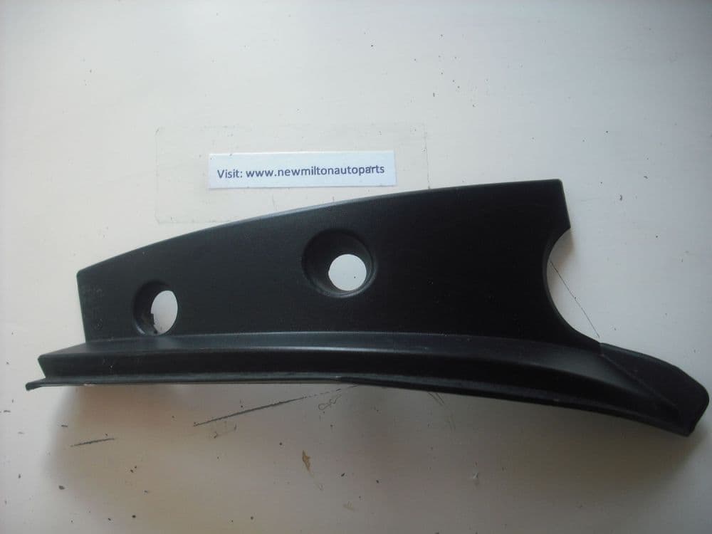 RENAULT CLIO MK3 ESTATE REAR LIGHT SCREW COVER TRIM MOULDING RIGHT SIDE
