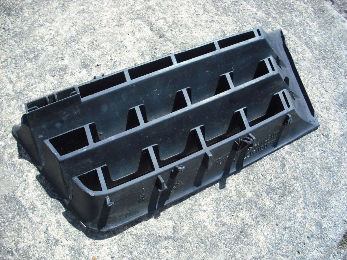 RENAULT MEGANE 2 FRONT BUMPER GRILLE PANEL O/S RIGHT UK DRIVERS SIDE