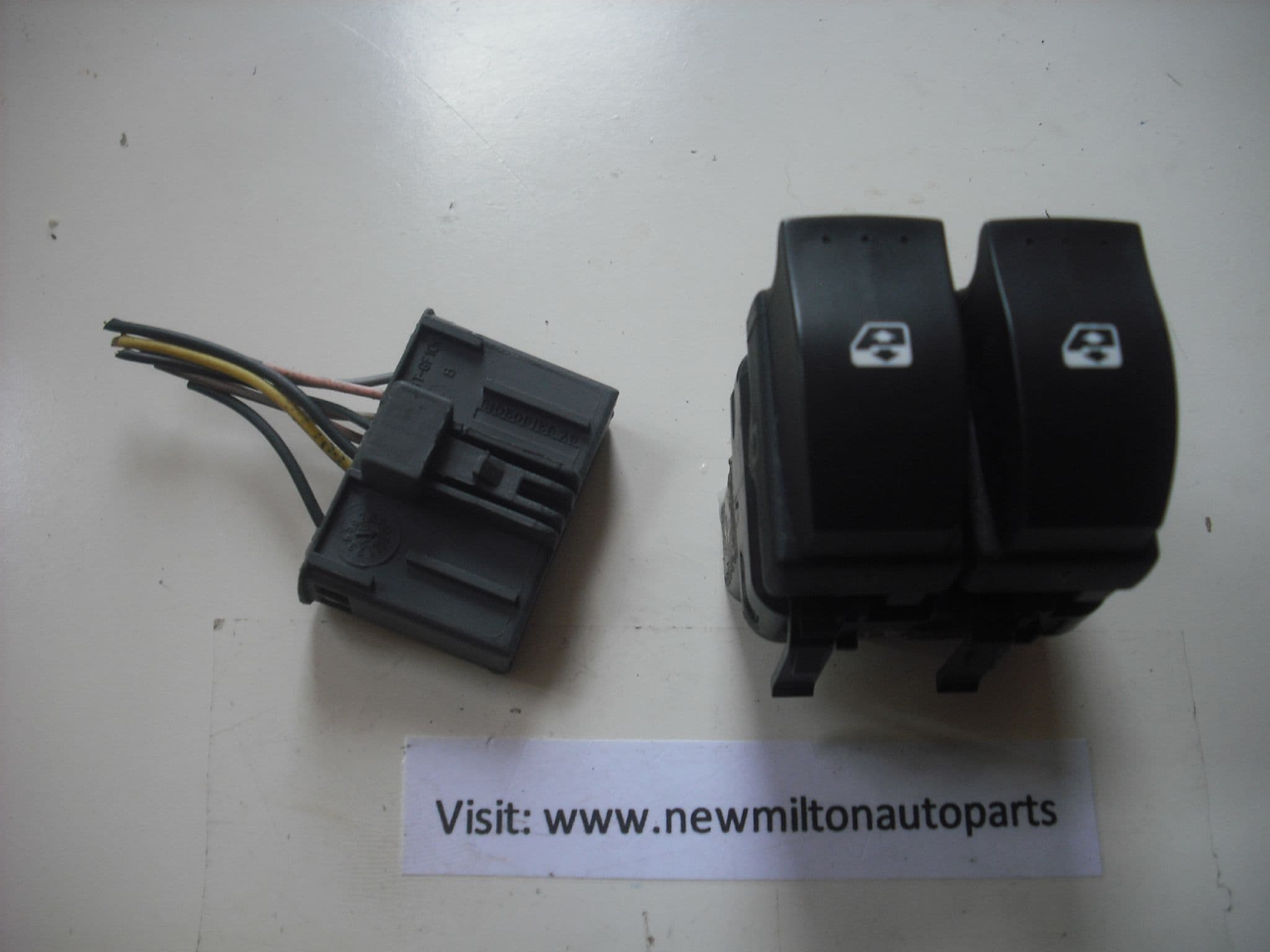 RENAULT SCENIC 2 FRONT DRIVERS DOOR ELECTRIC WINDOW SWITCHES 2002-2008