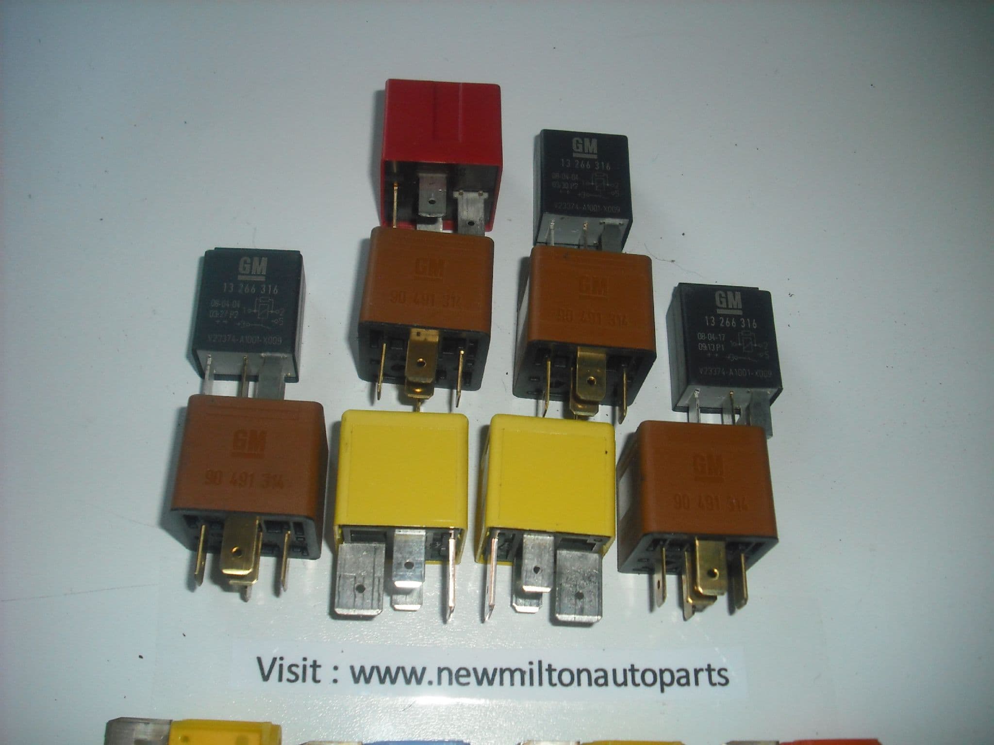 SAAB 93 2003-2012 THE RELAYS AND LARGE FUSES FROM THE ENGINE BAY FUSE BOX