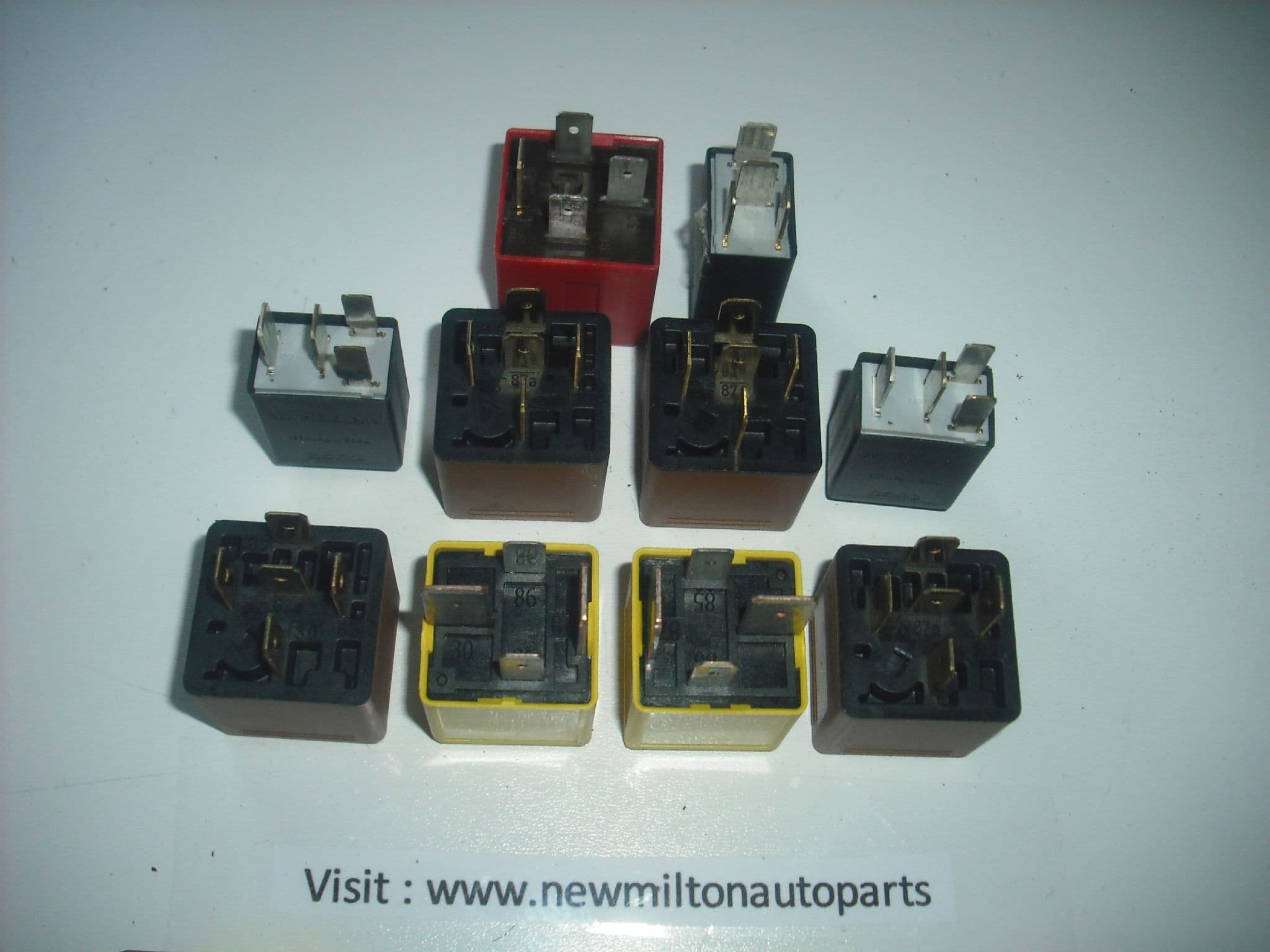 SAAB 93 2003-2012 THE RELAYS AND LARGE FUSES FROM THE ENGINE BAY FUSE BOX