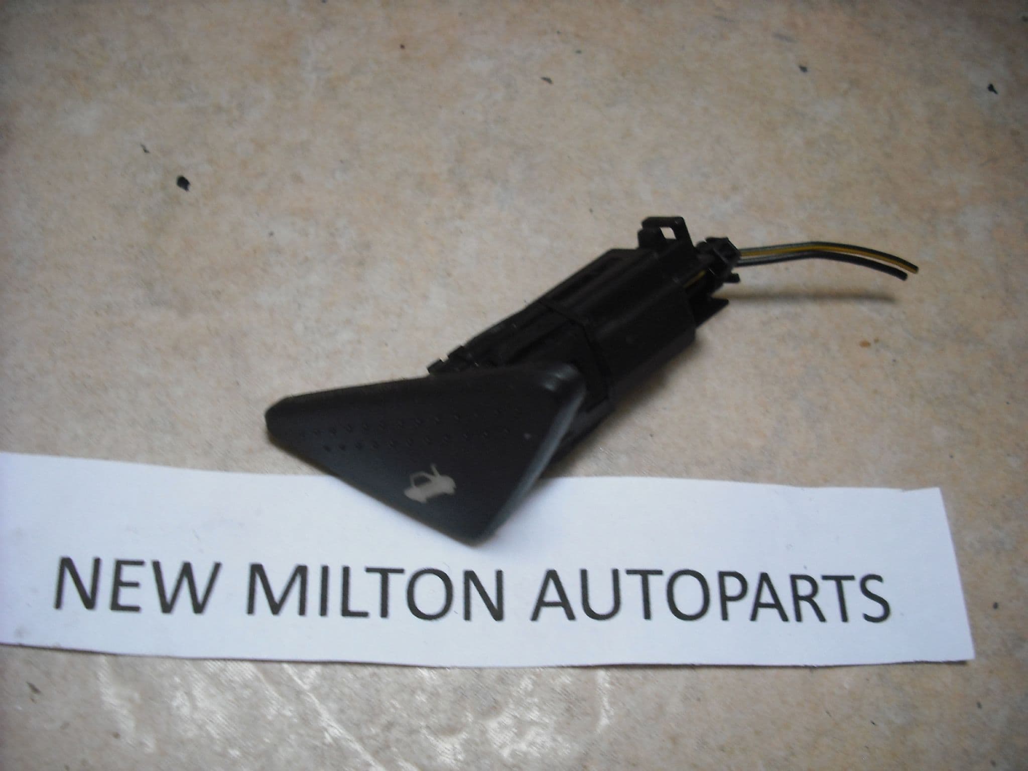 SOLD 96AG 198514 BE FORD FOCUS MK1 BOOT / TRUNK RELEASE SWITCH