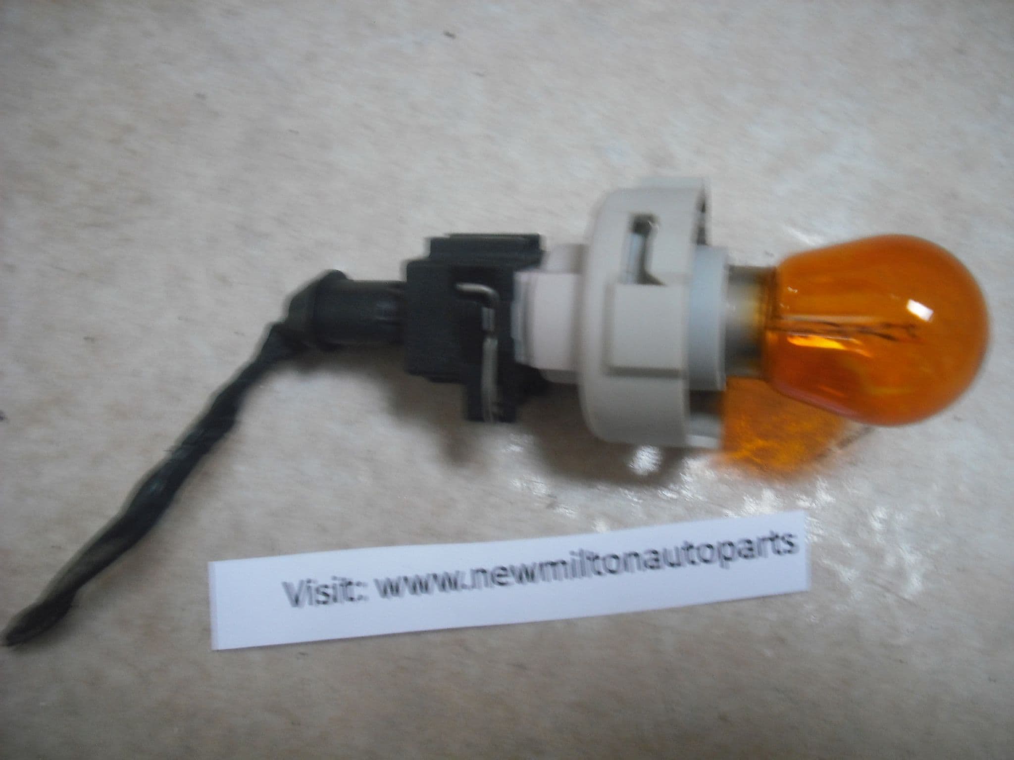 sold A GENUINE HELLA VOLVO V40 / S40 FRONT SIDE LIGHT INDICATOR FLASHER ...