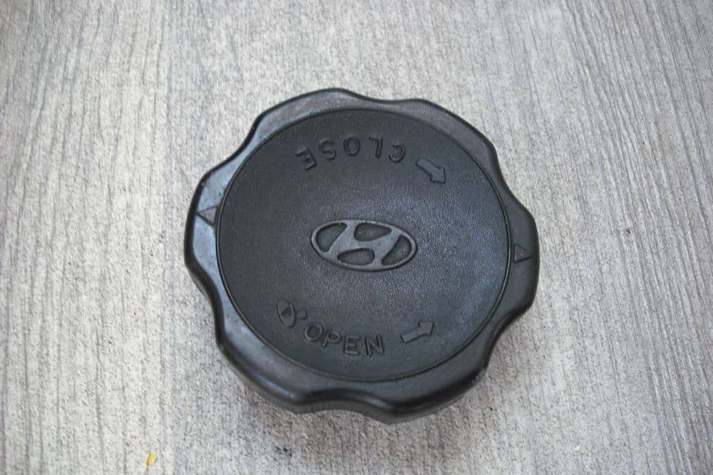 SOLD A GENUINE HYUNDAI AMICA ENGINE OIL FILLER CAP