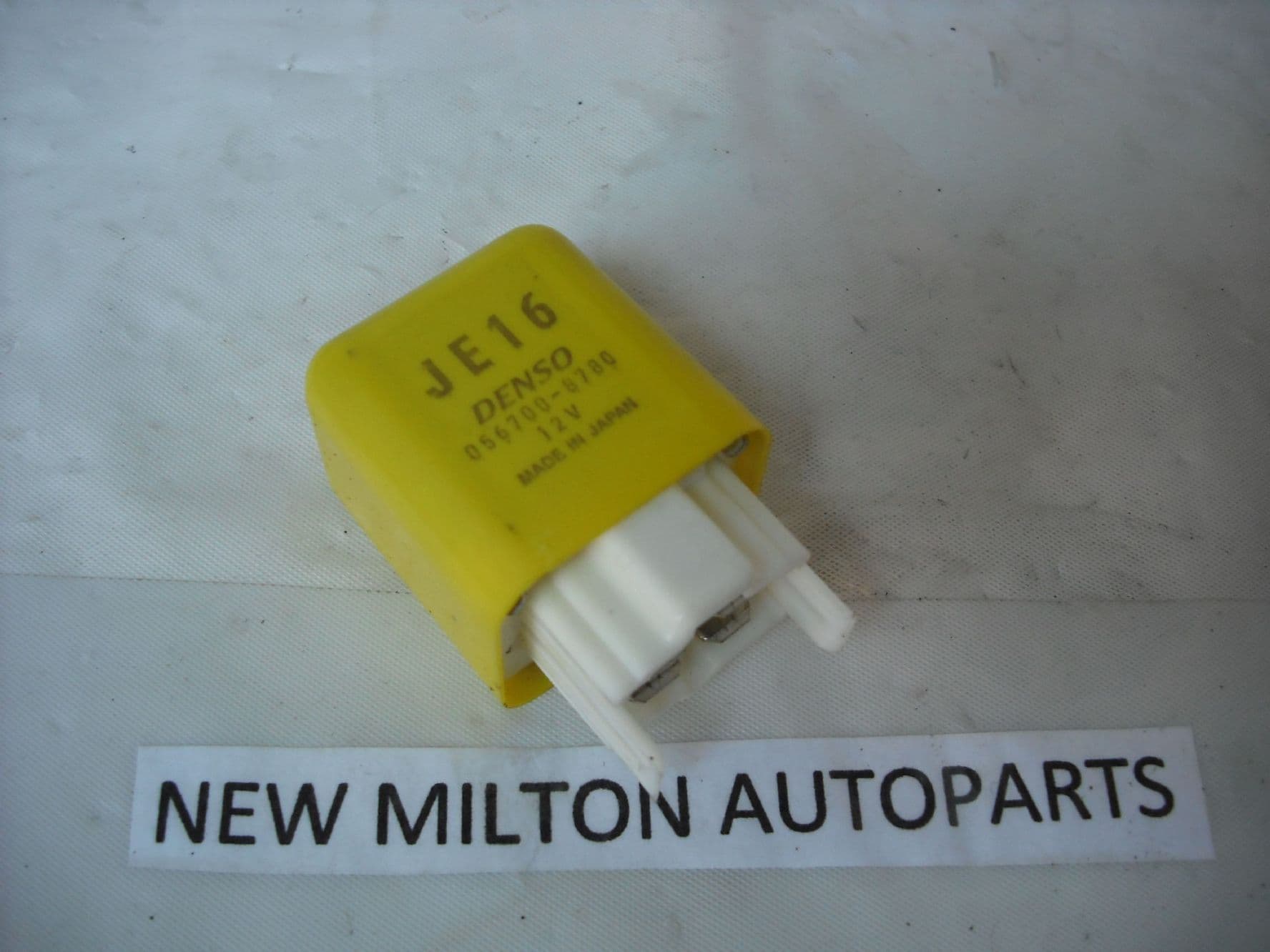 SOLD A GENUINE MAZDA MPV DENSO RELAY JE16 DENSO 056700-8780