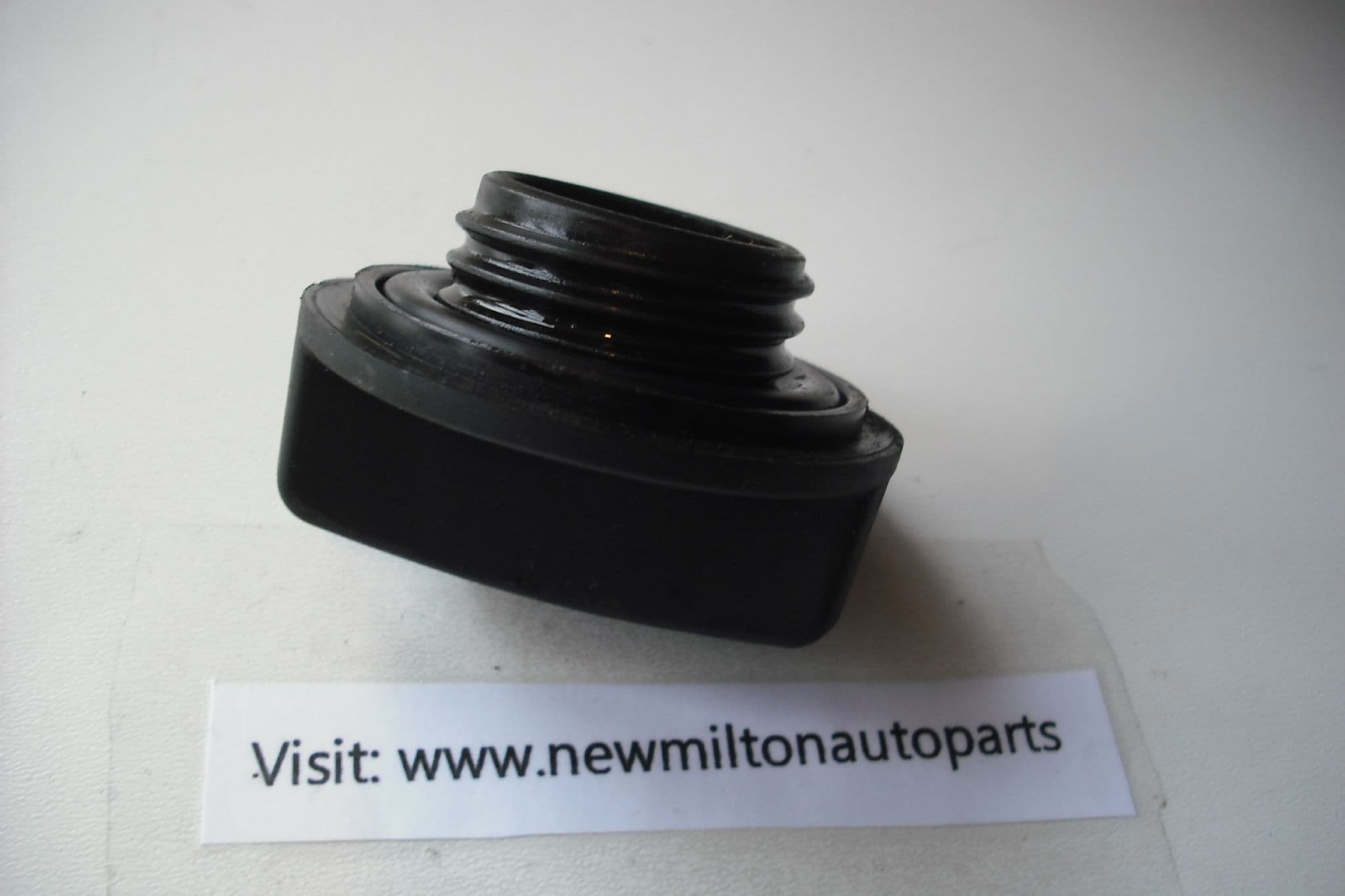 SOLD A GENUINE NISSAN MICRA K13 ENGINE OIL FILLER CAP