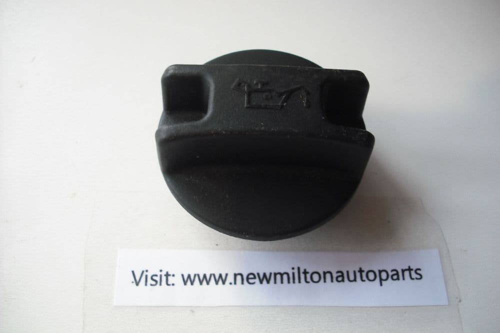 SOLD A GENUINE NISSAN MICRA K13 ENGINE OIL FILLER CAP