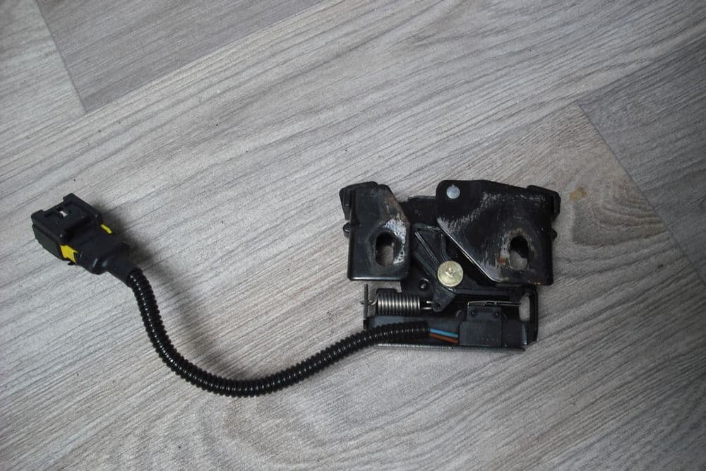 SOLD A GENUINE PEUGEOT 206 CONVERTIBLE BOOT CATCH LOCK AND MICRO SWITCH