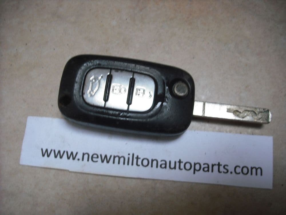 SOLD A GENUINE RENAULT CLIO MK3 REMOTE CONTROL KEY FOB KEYLESS CAR ENTRY