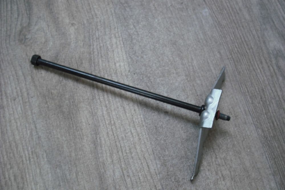 SOLD BMW E87 1 SERIES BATTERY CLAMP AND FIXING ROD