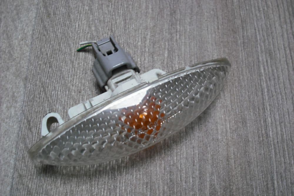 SOLD GENUINE TOYOTA YARIS VVTI FRONT WING SIDE MARKER INDICATOR RIGHT SIDE