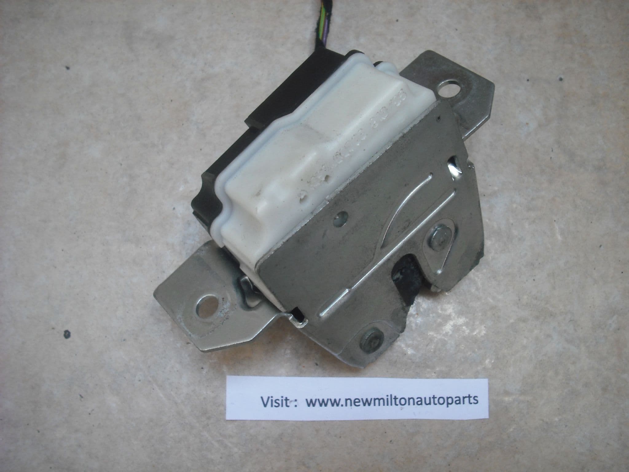 SOLD SOLD A GENUINE MERCEDES BENZ BOOT CATCH FOR THE TAIILGATE