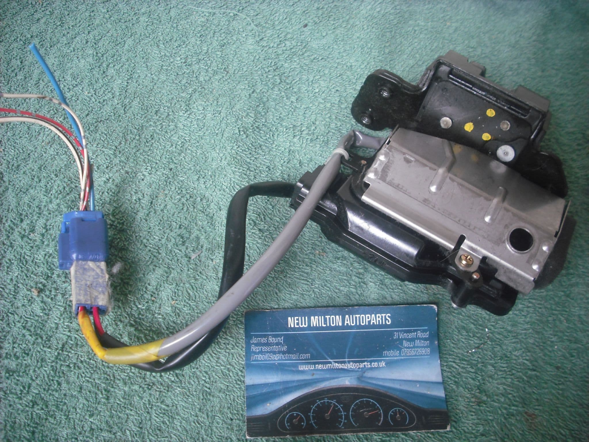 SOLD SOLD A GENUINE TOYOTA COROLLA VERSO BOOT TRUNK CATCH WITH CENTRAL ...