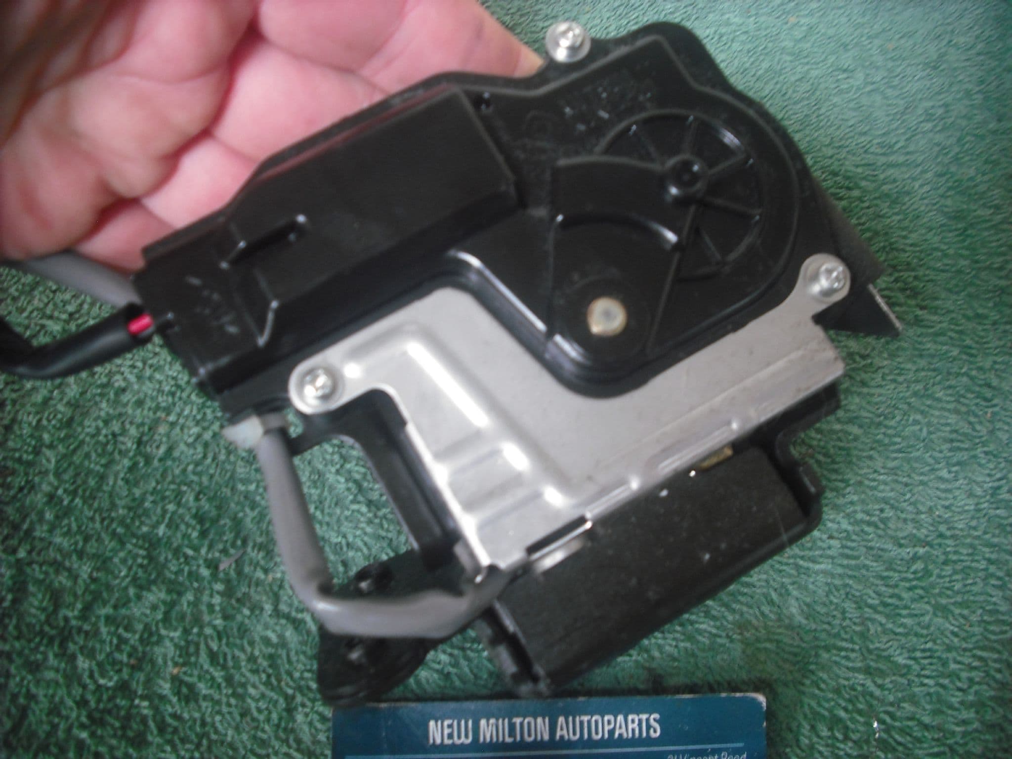 SOLD SOLD A GENUINE TOYOTA COROLLA VERSO BOOT TRUNK CATCH WITH CENTRAL ...