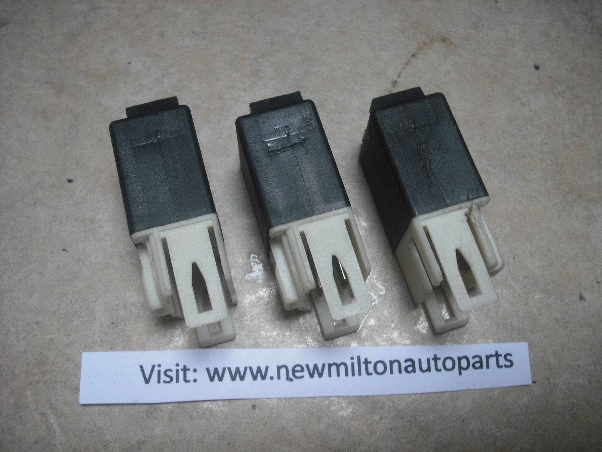 sold sold MR312504 E8T10197 3 MITSUBISHI PININ SHOGUN PAJERO RELAYS