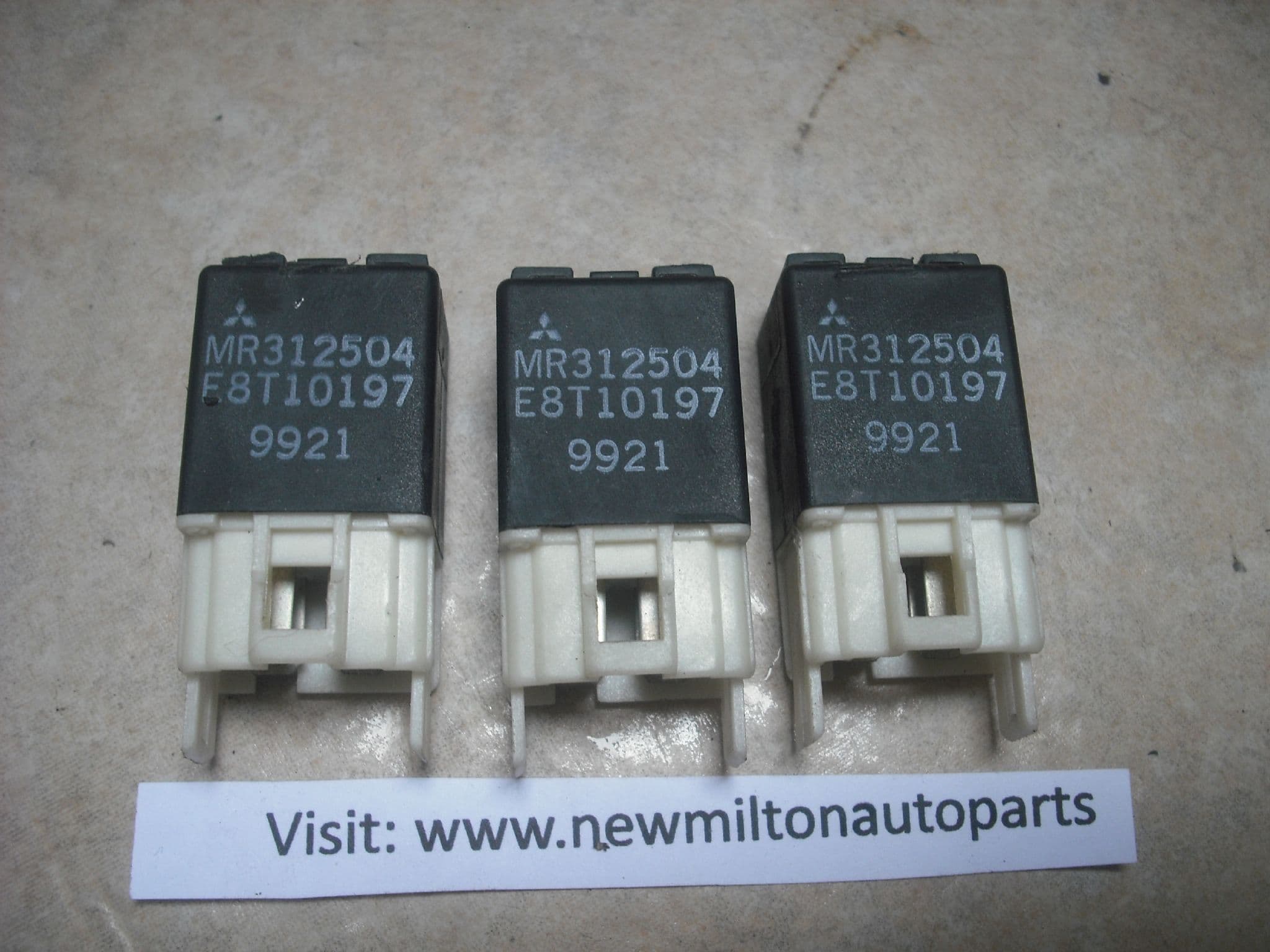 sold sold MR312504 E8T10197 3 MITSUBISHI PININ SHOGUN PAJERO RELAYS