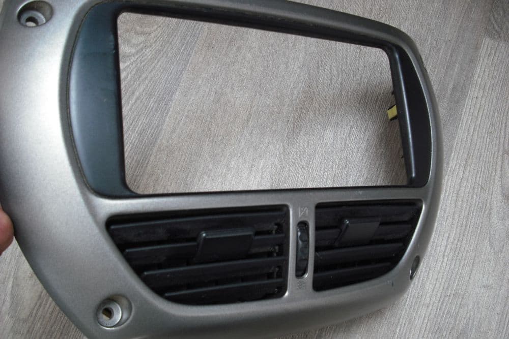 SOLD TOYOTA RAV 4 MK2 CENTRAL DASH PANEL WITH AIR GRILLE VENTS