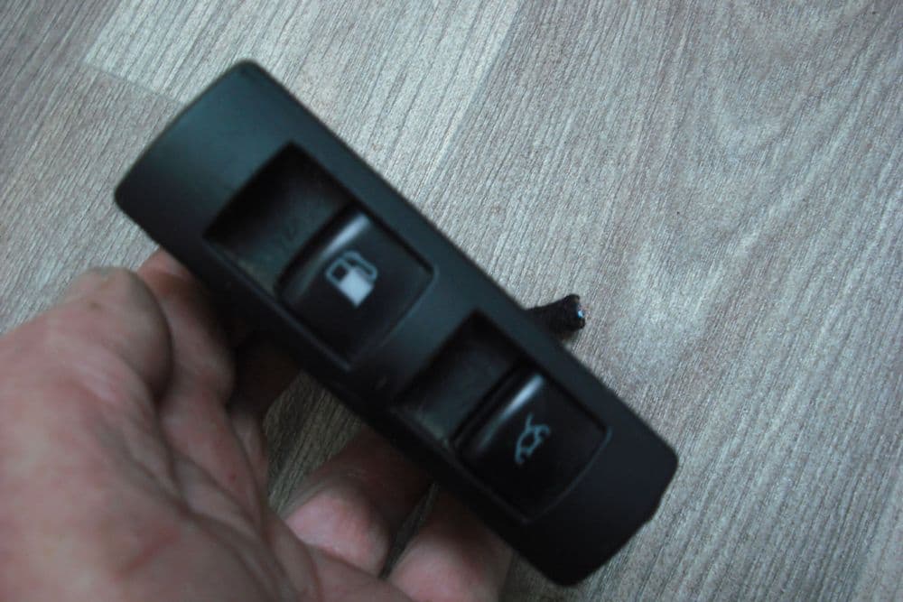 SOLD VW VOLKSWAGEN BEETLE FUEL FLAP AND TAILGATE BOOT RELEASE SWITCH