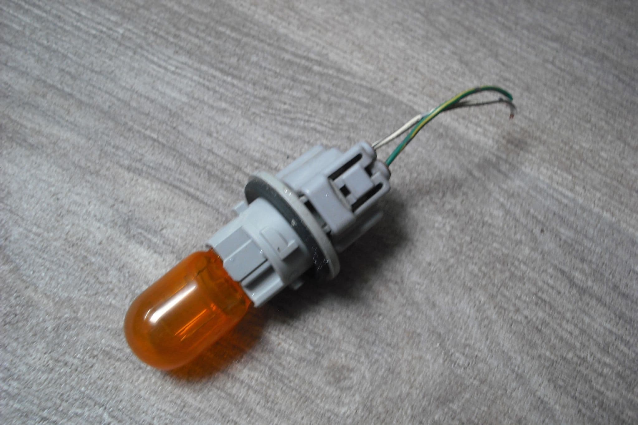 TOYOTA AVENSIS VEROS HEADLIGHT INDICATOR FLASHER BULB HOLDER