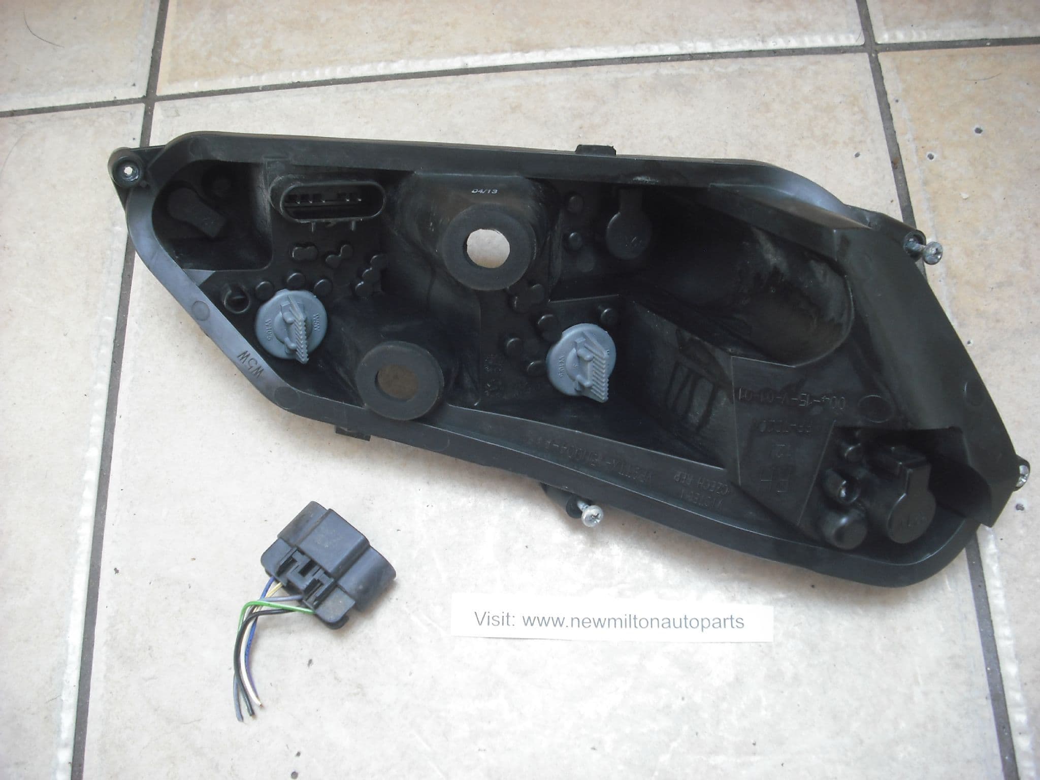 VP9TTX-13N004-A VAUXHALL INSIGNIA ESTATE REAR LIGHT BULB HOLDER RIGHT SIDE