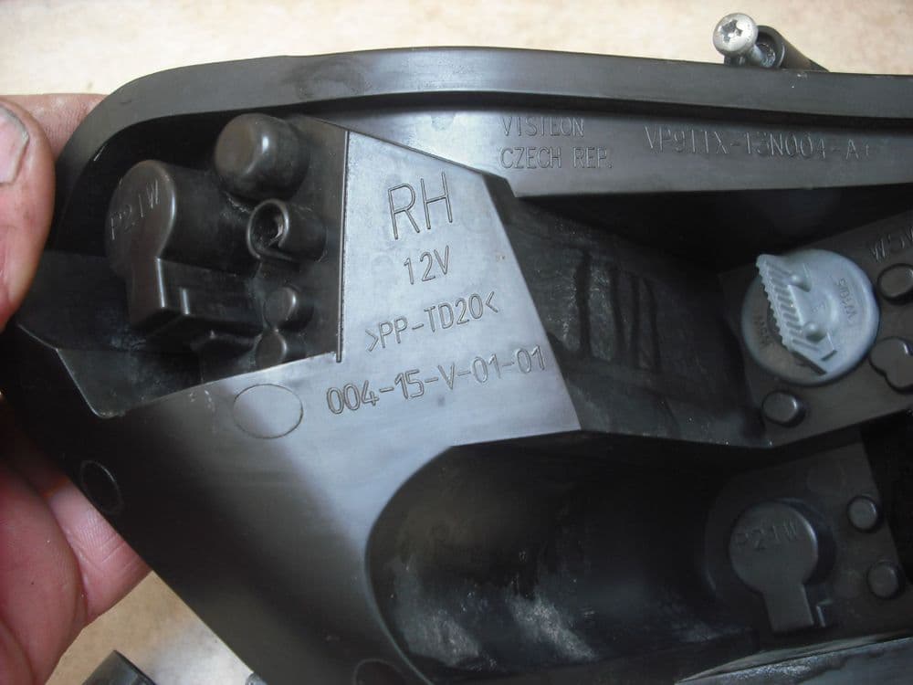 VP9TTX-13N004-A VAUXHALL INSIGNIA ESTATE REAR LIGHT BULB HOLDER RIGHT SIDE