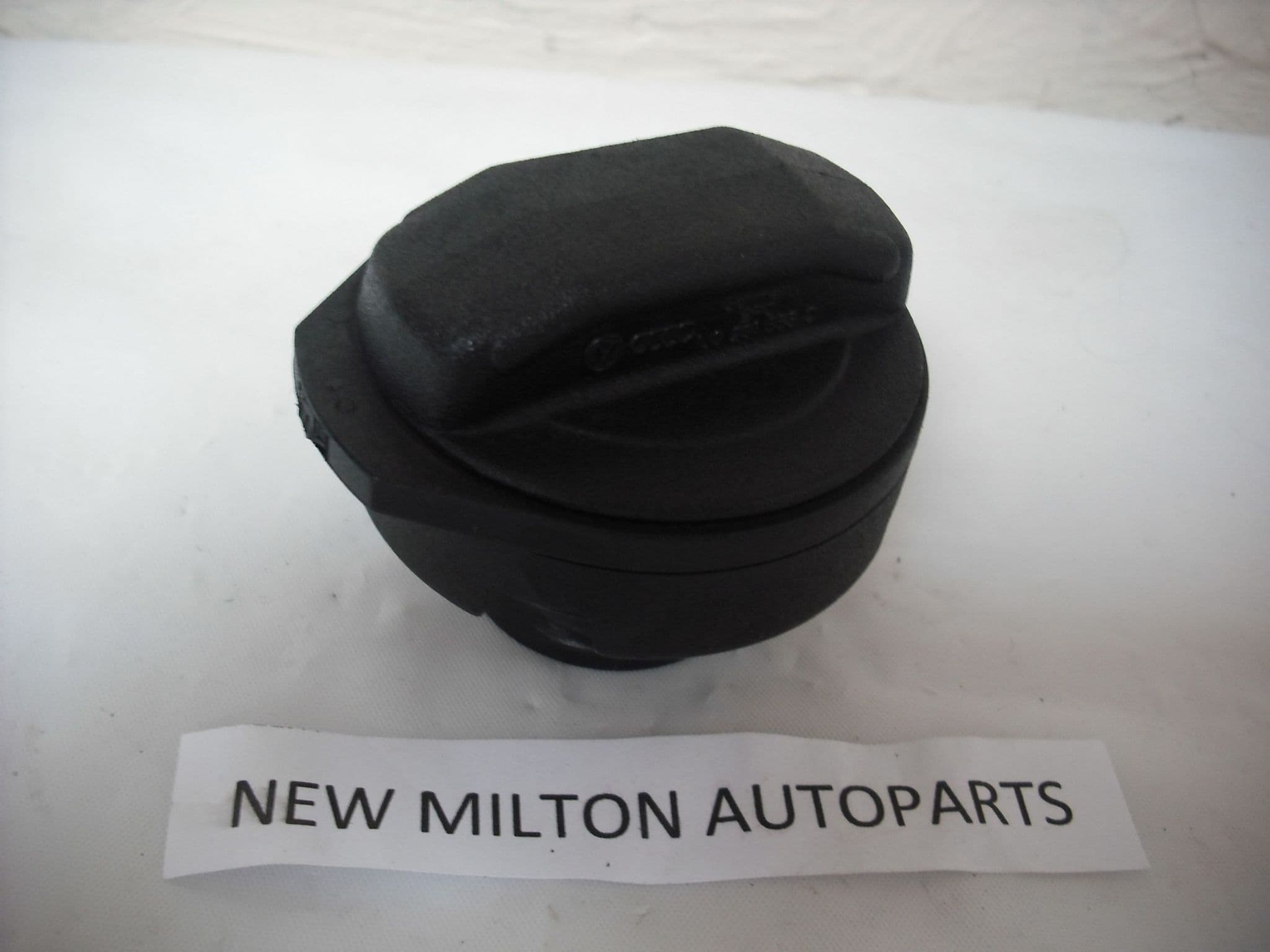 VW VOLKSWAGEN GOLF MK4 & MK5 GENUINE VW/AUDI FUEL PETROL CAP