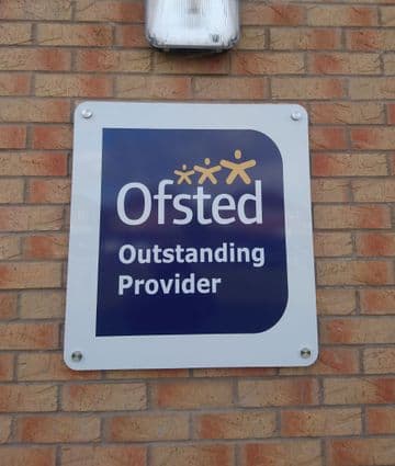 Outstandingbanners.co.uk |Ofsted banners and Signs |School Banners
