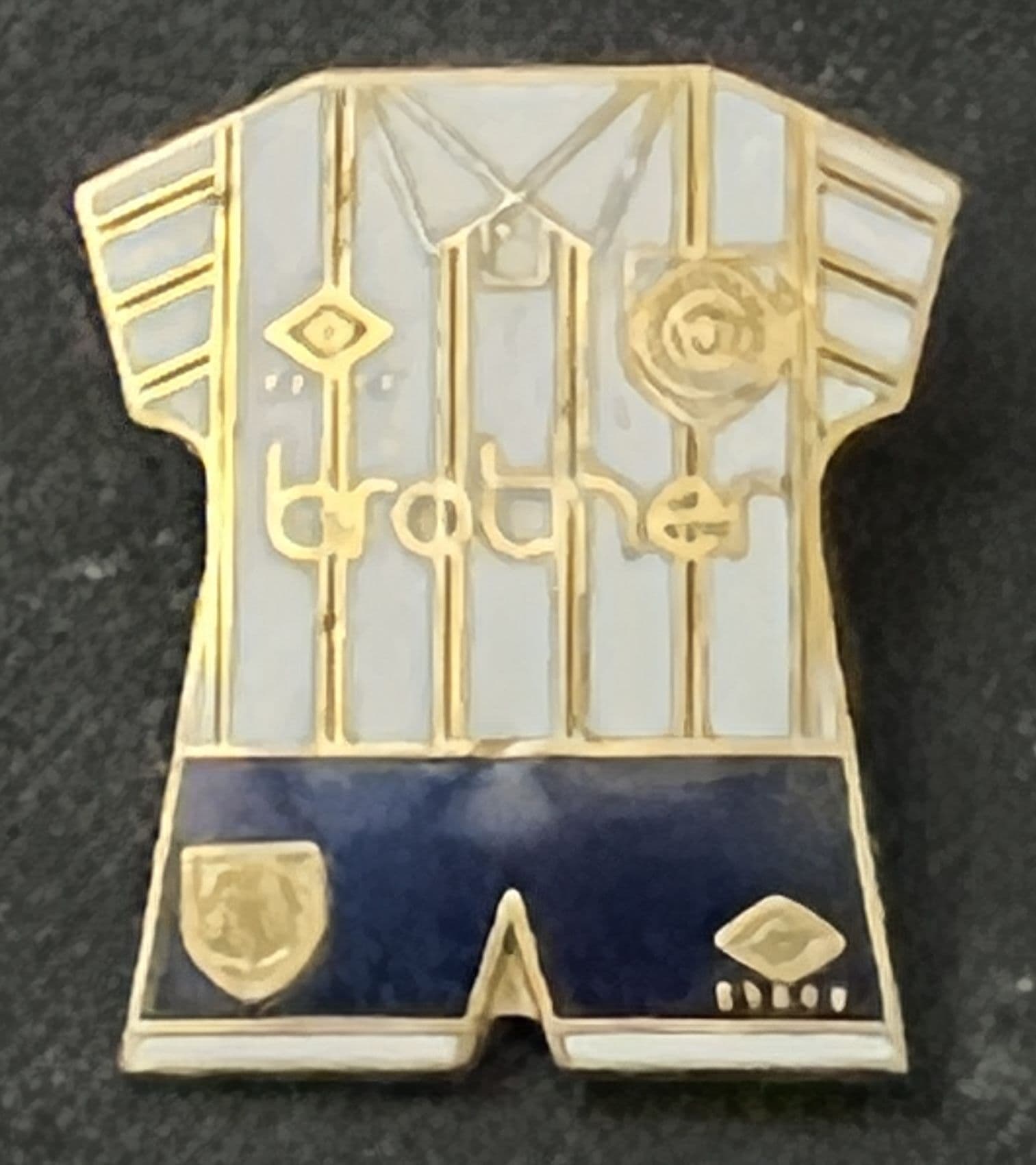 Manchester City Retro White AwayKit Enamel Pin Badge