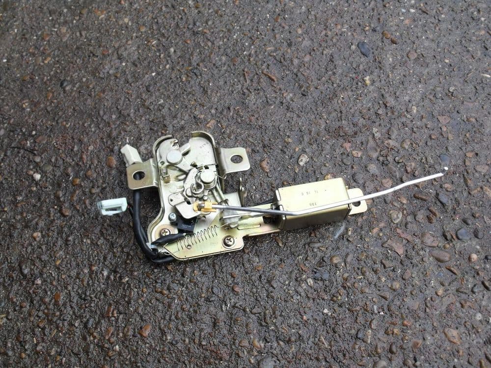 MAZDA MX5 MK2 5 2001 2002 2003 2004 2005 - BOOT LATCH / CATCH / SOLENOID