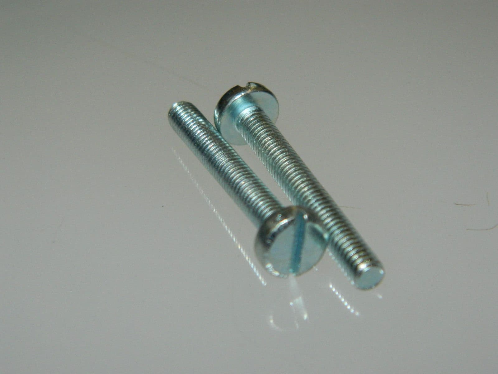 10 x M4 Steel Pan Head Slotted Screws With Rubber Expandable Raw Plug D7
